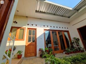 10 Desain Atap Teras Belakang Rumah yang Modern 2023